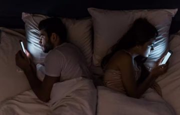 Vamping: el hábito nocturno que roba tu salud - Noticias en USA