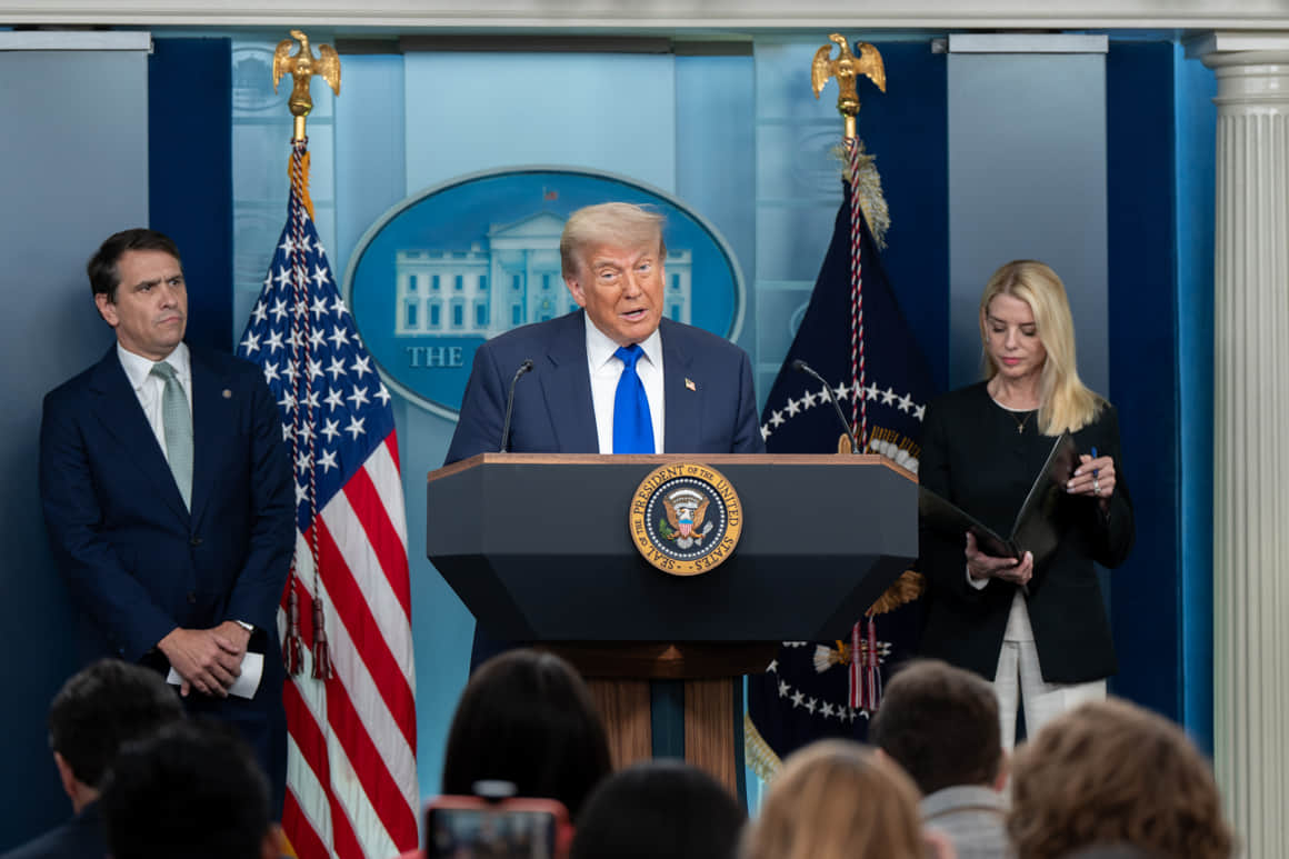 Afirma Trump que no quiere apoyo de quienes lo critican por caso Epstein - Noticias en USA