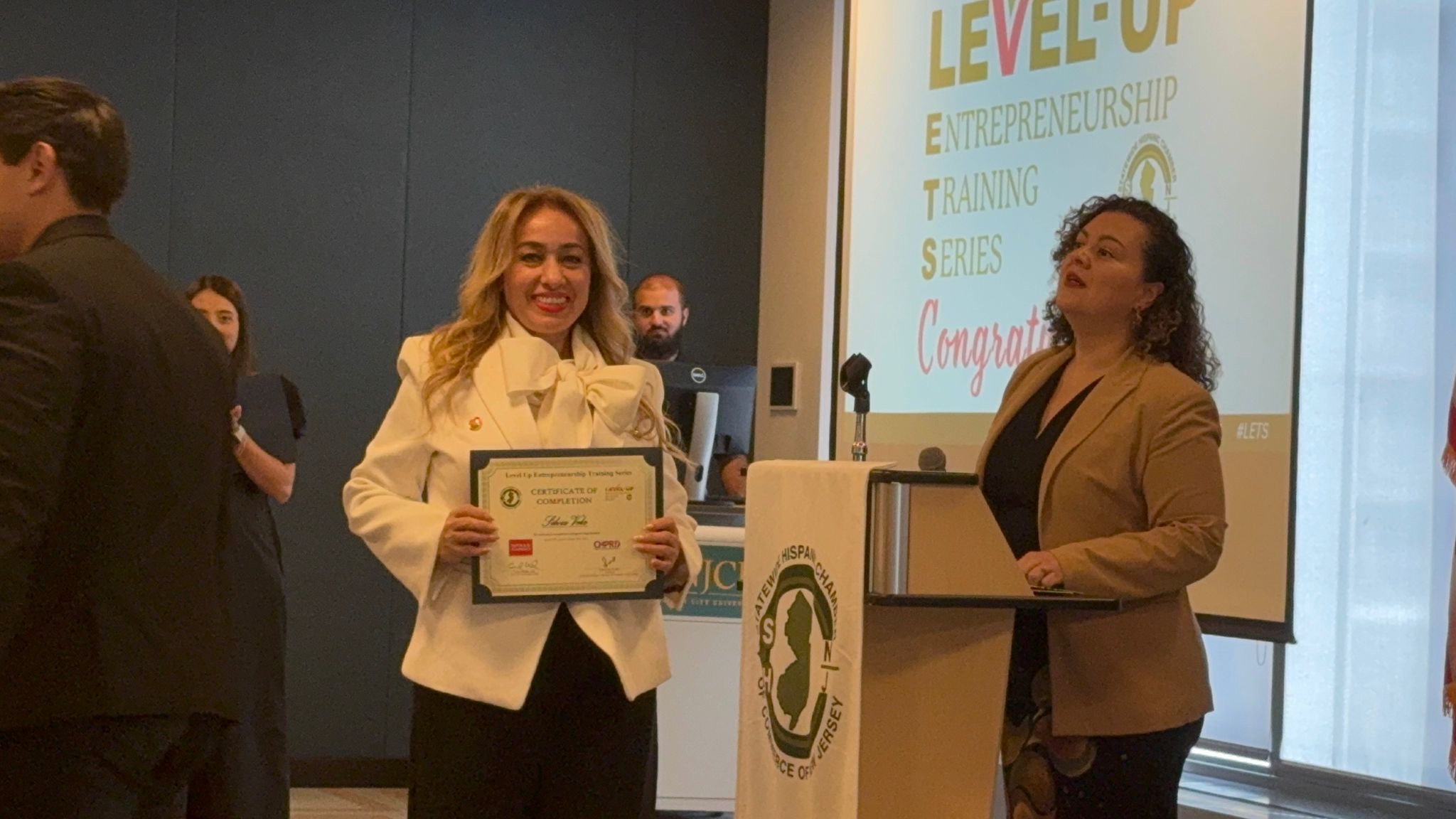 Se destaca Silvia Vela entre los graduados del programa Level Up en NJ - Noticias en USA