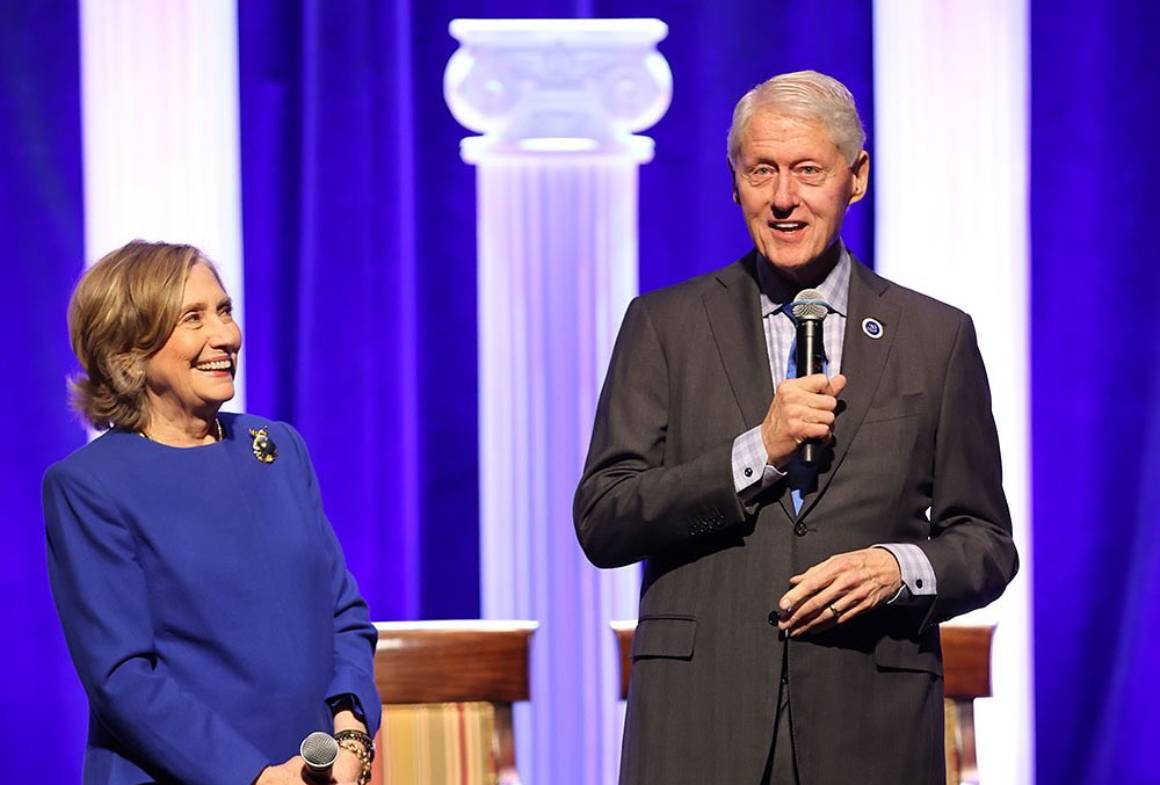 Habla Bill Clinton tras difusión de fotos con Epstein - Noticias en USA