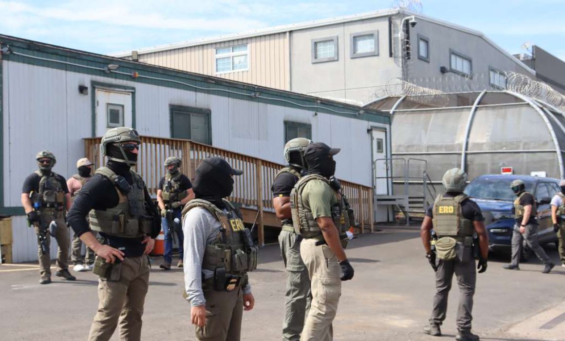 Denuncia Booker que detenidos en Delaney Hall no tienen de cargos penales