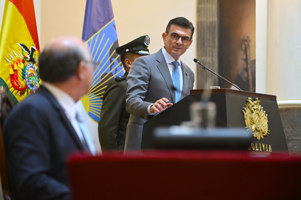 Decreta presidente de Bolivia estado de excepción para frenar bloqueos